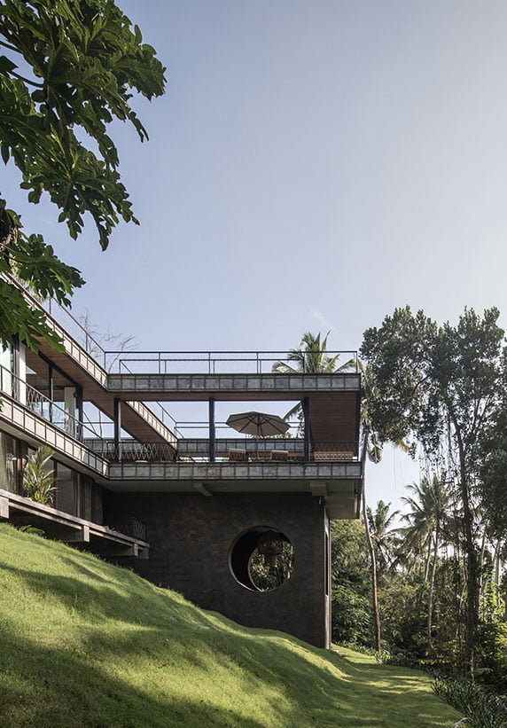 Bond House - Alexis Dornier